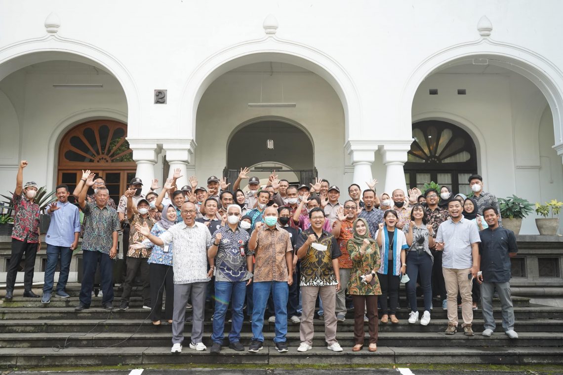 Penyerahan Donasi Social Project YPT Peduli 2022 – Yayasan Pendidikan ...
